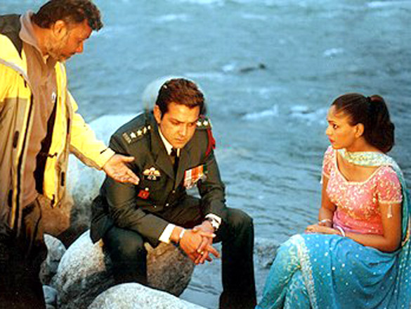 Ab Tumhare Hawale Watan Sathiyo Movie: Review | Release Date (2004 ...