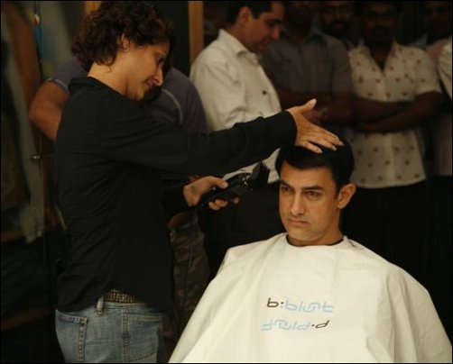 Aamir Khan's haircut session to get the 'Ghajini' look - Bollywood Hungama