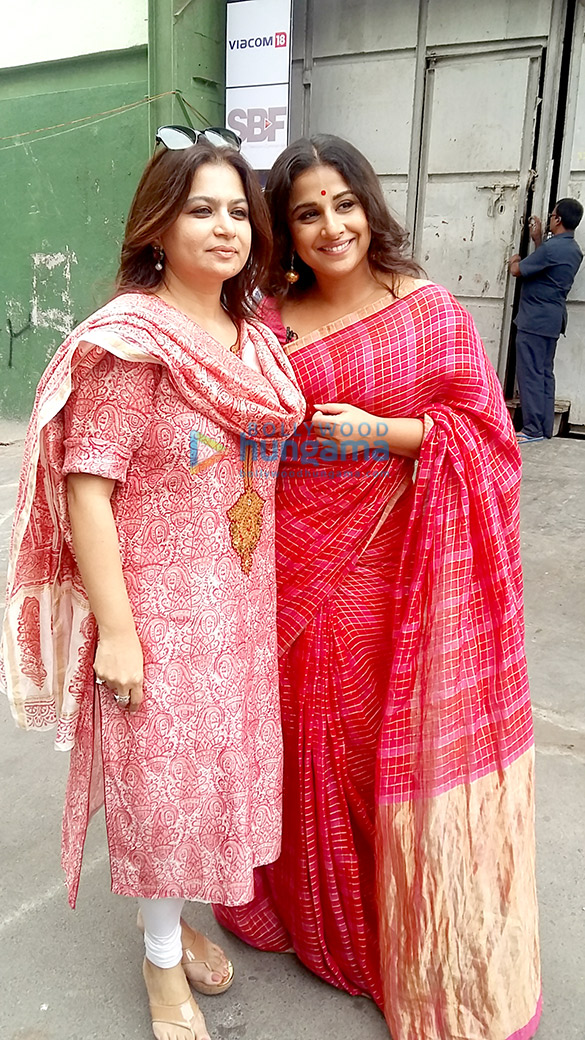Vidya Balan poses with Rajasthan’s first female coolie | Smruti Shinde ...