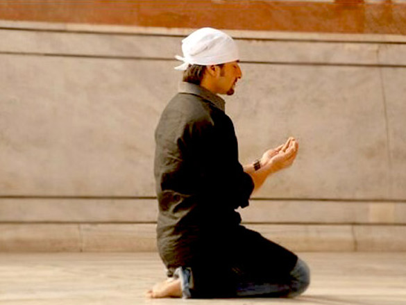 Kurbaan Review 4/5 | Kurbaan Movie Review | Kurbaan 2009 Public Review ...