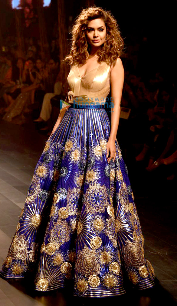 Esha Gupta walk for Amit Aggarwal at Lakme Fashion Week 2017 | Esha ...