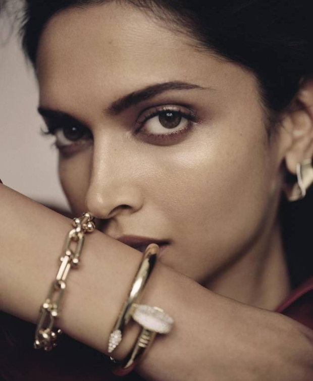 Deepika Padukone, you are the mirror of DIVINE BEAUTY! This subtle ...