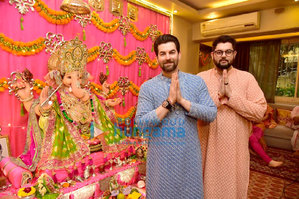 Photos Neil Nitin Mukesh snapped with his family during Ganpati puja at ...