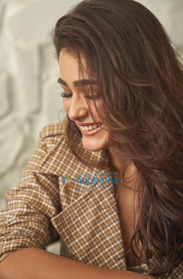 Shalini Pandey Photos, Images, HD Wallpapers, Shalini Pandey HD Images ...