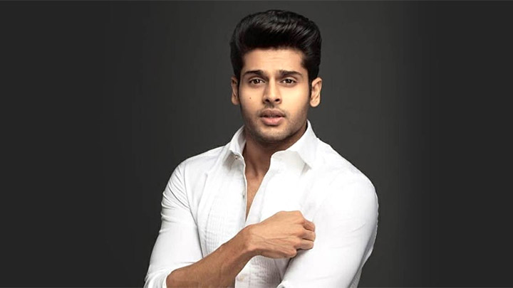 Abhimanyu Dassani working on muscles in the gym - Bollywood Hungama